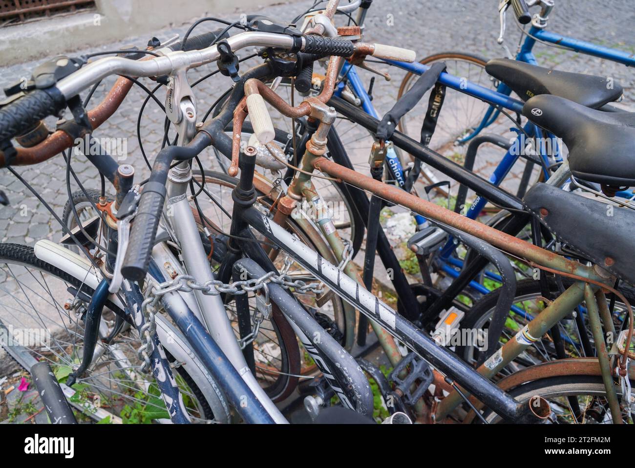Old rusty bikes abandoned in the street of Rome, Italy Stock Photo - Alamy
