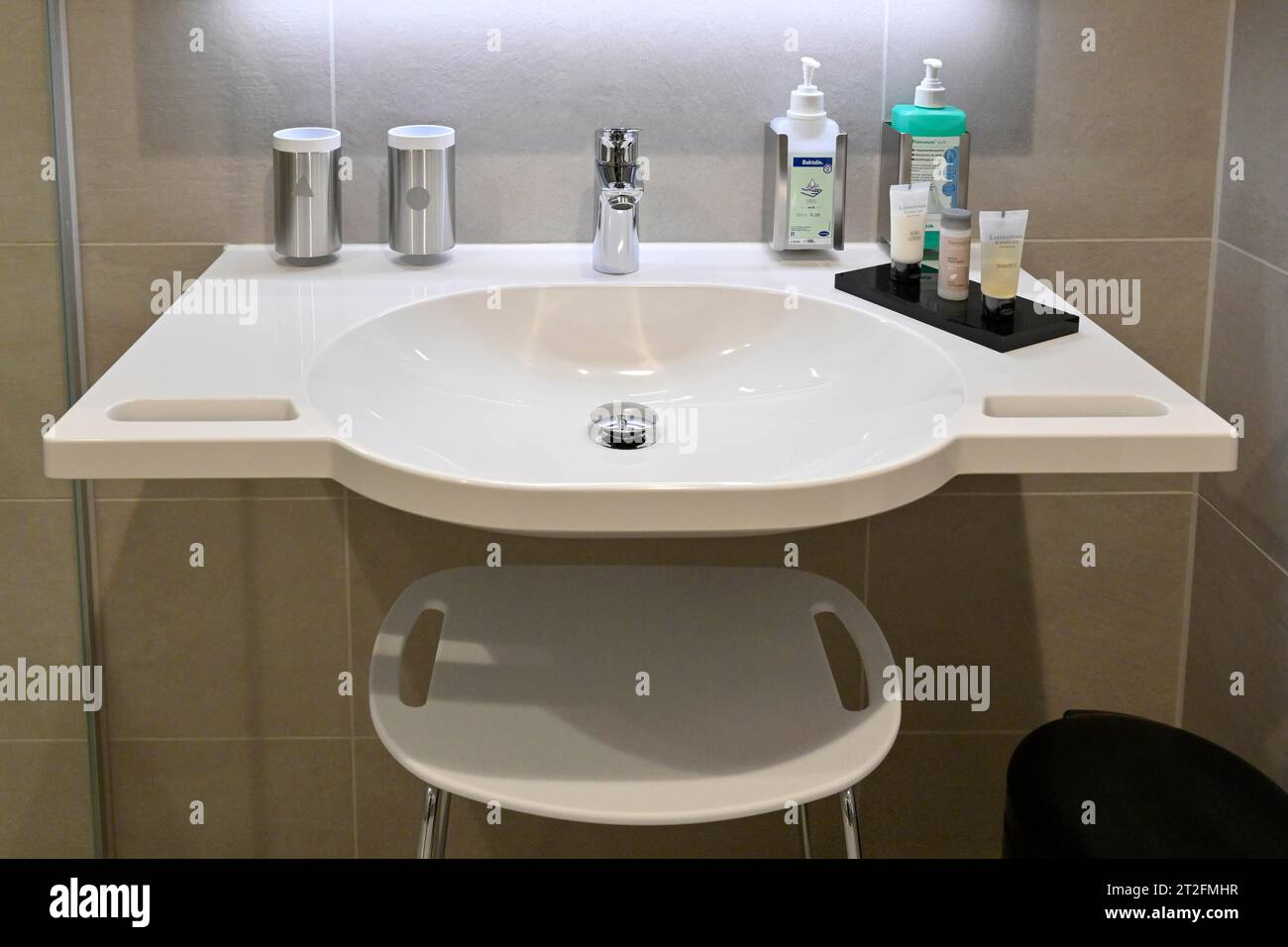 Lavabo hygiene articles Stock Photo - Alamy
