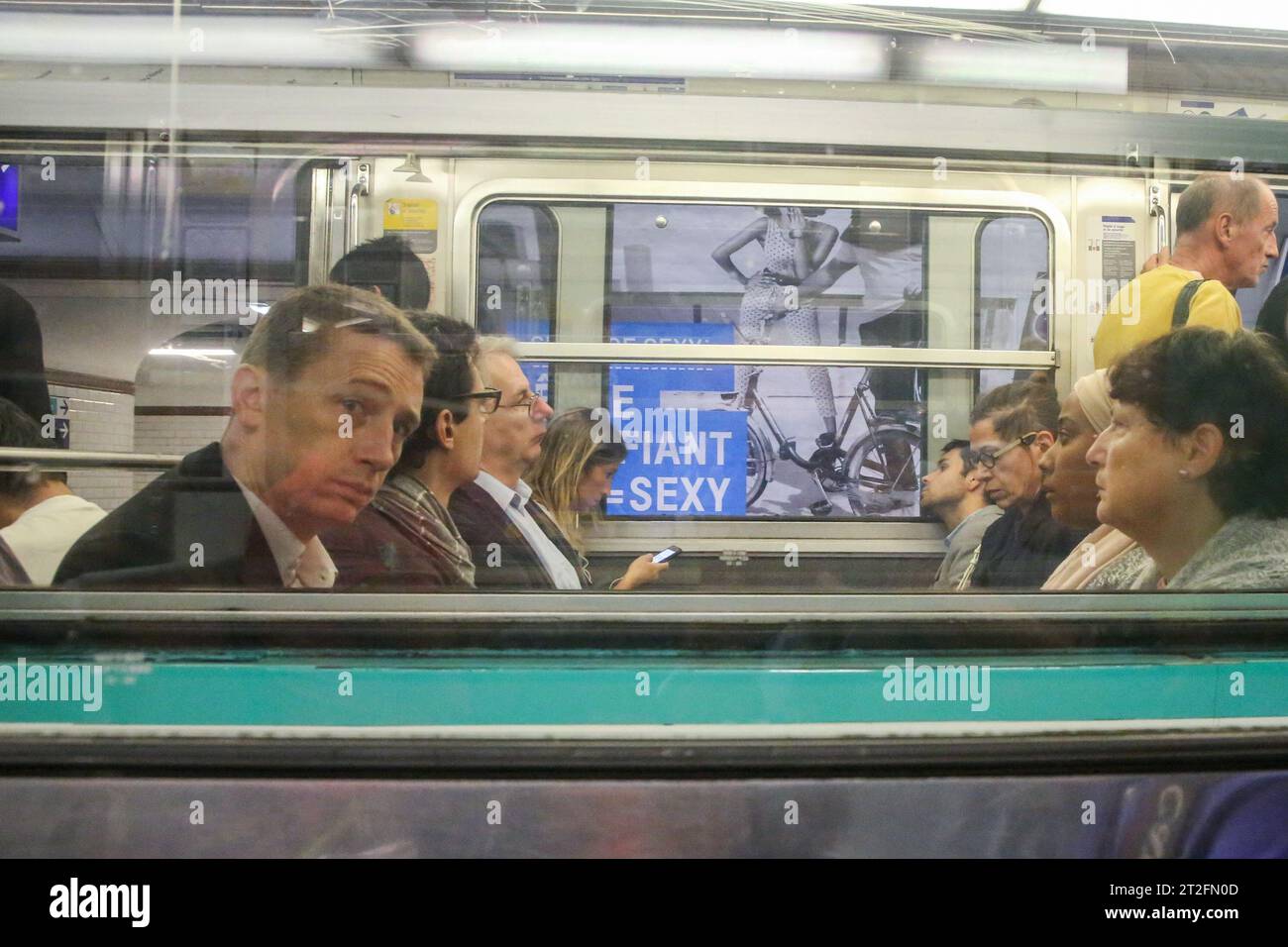 Crowded metro paris hi-res stock photography and images - Alamy