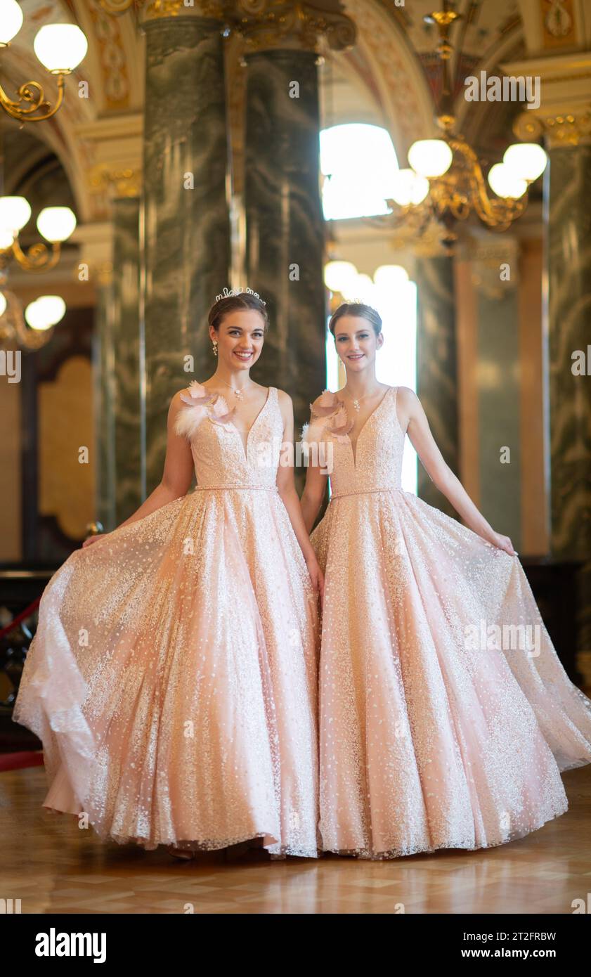Dresden, Germany. 19th Oct, 2023. Astrid Haferland (l) and Anna-Lena ...