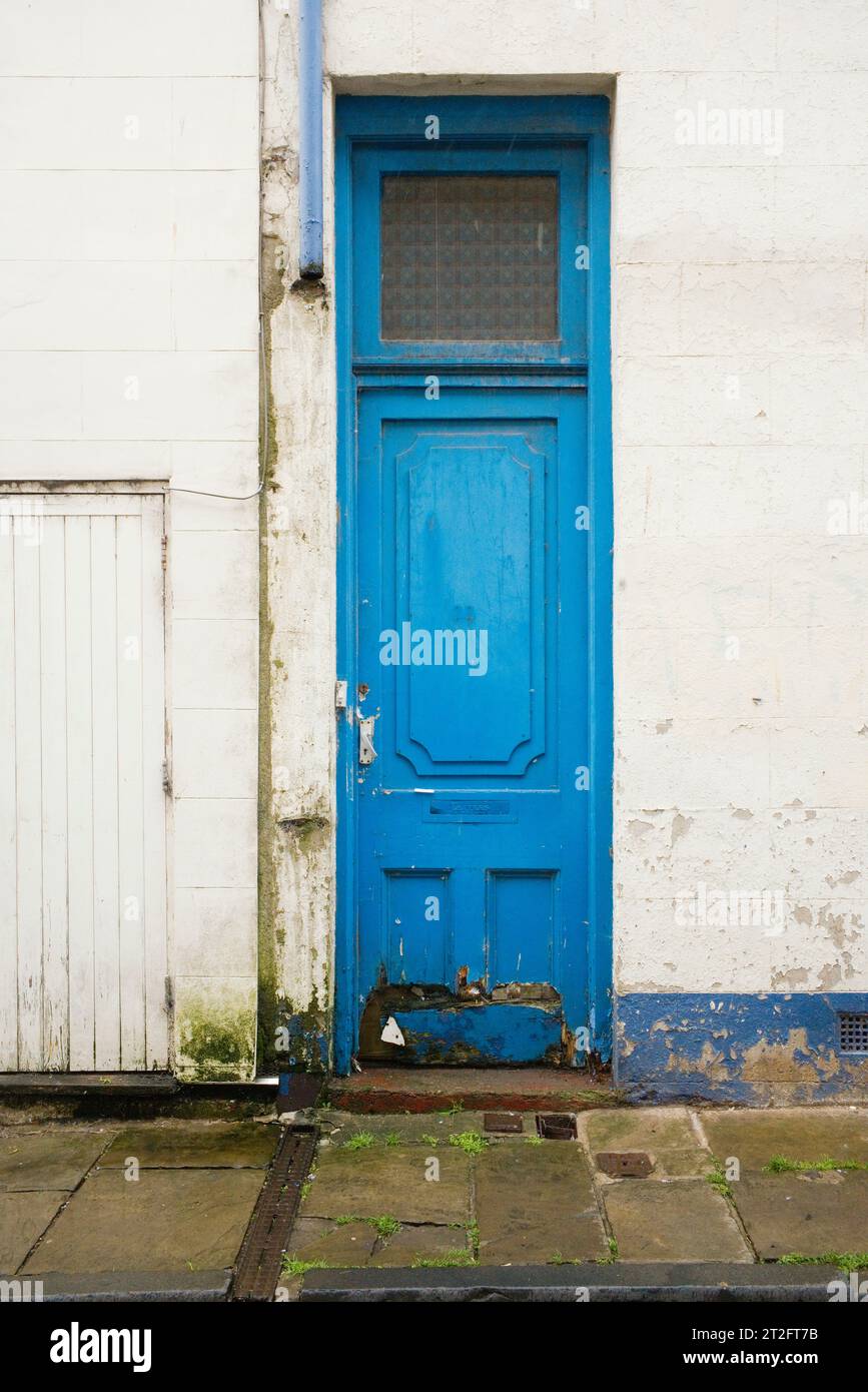 A very broken door in a Scarborough street Stock Photo - Alamy