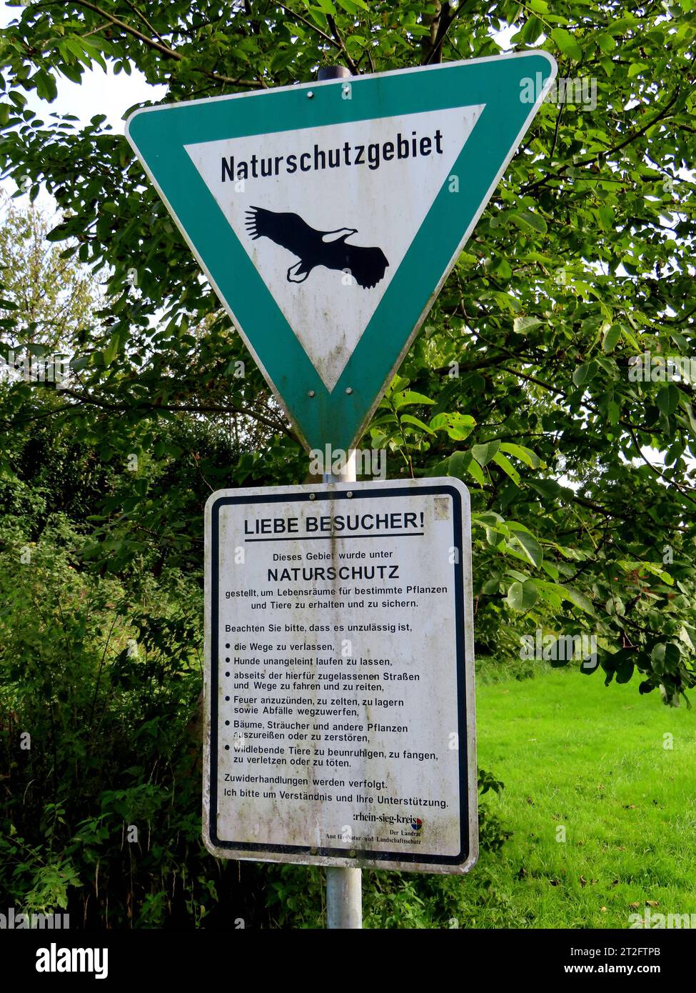 Blick auf ein großflaechiges Naturschutzgebiet Hinweisschild mit ...
