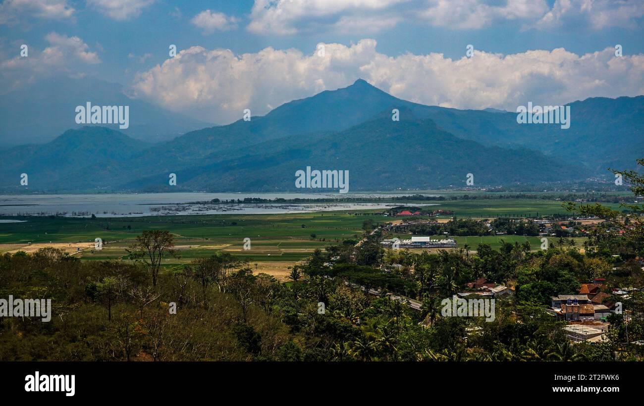 a place that refreshes the eyes, mountain views, white clouds in the ...