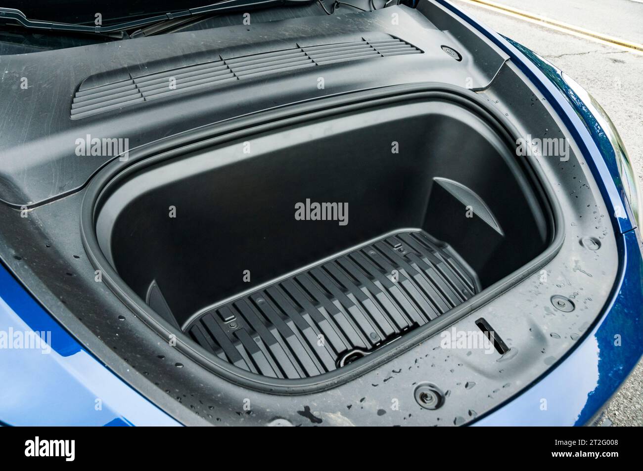 Tesla model y frunk hi-res stock photography and images - Alamy