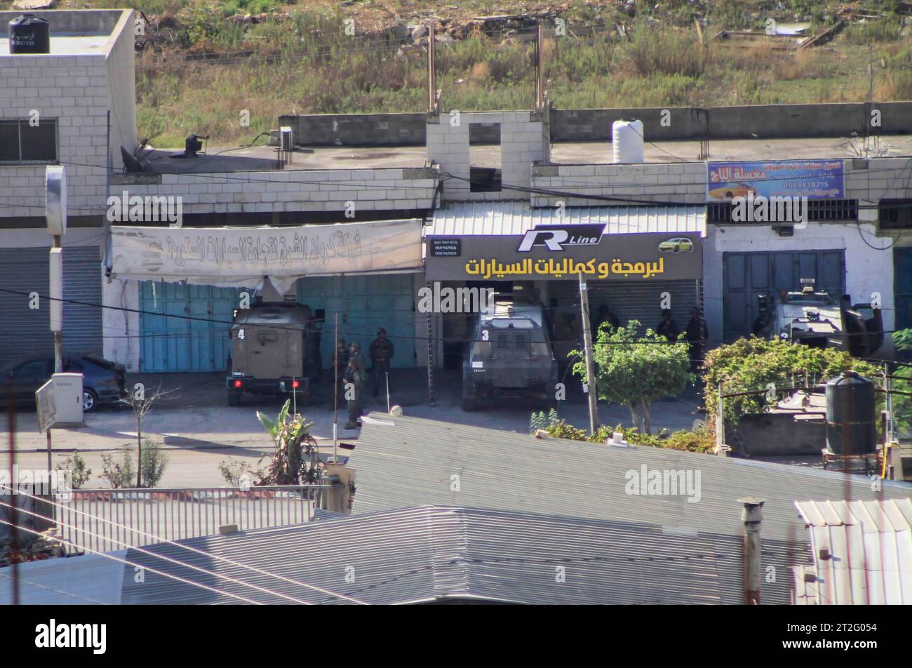 Tulkarm, Palestine. 19th Oct, 2023. An Israeli army force surrounds a ...