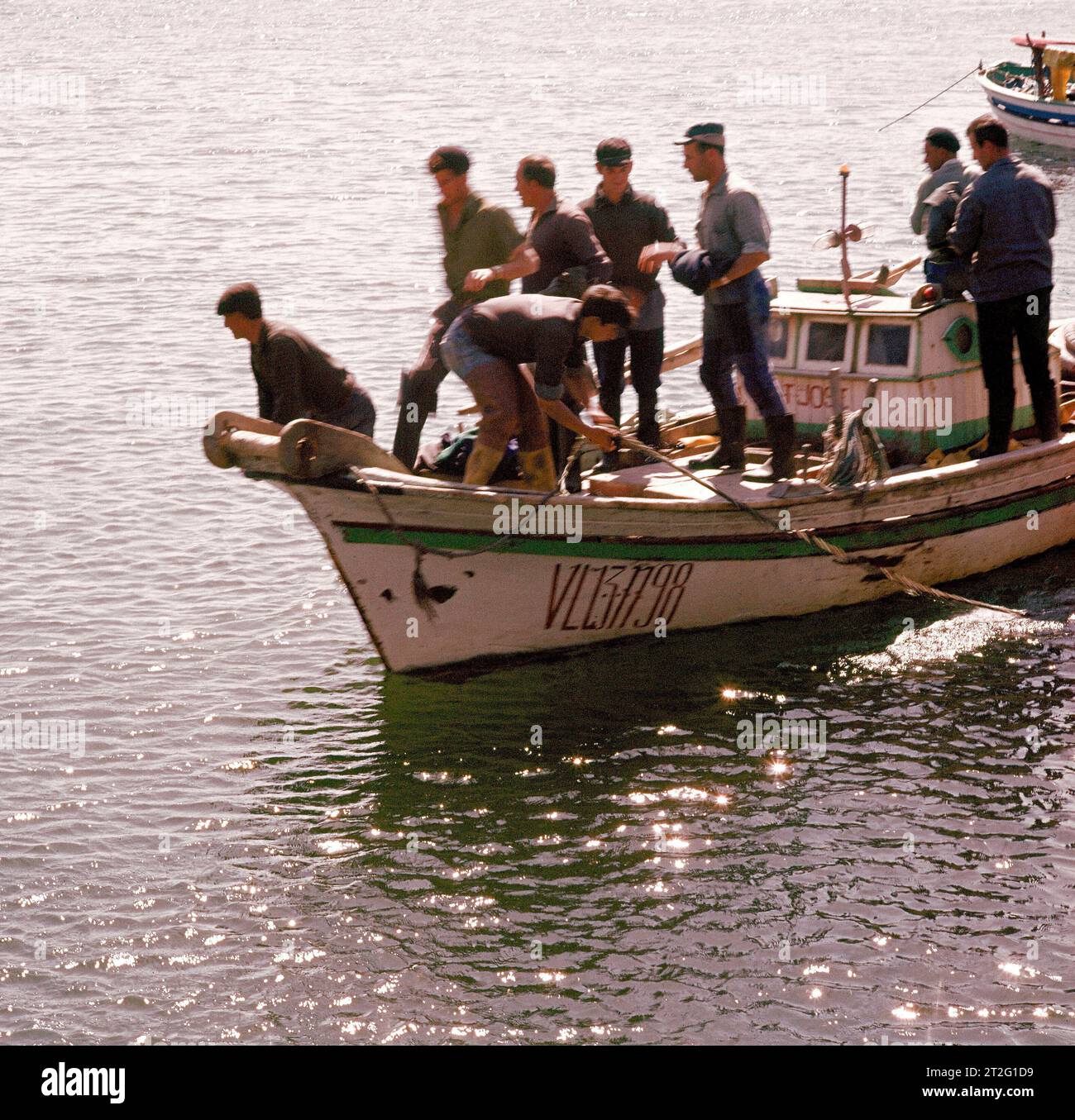 PESCADORES SALIENDO A FAENAR - FOTO AÑOS 60. Location: EXTERIOR ...