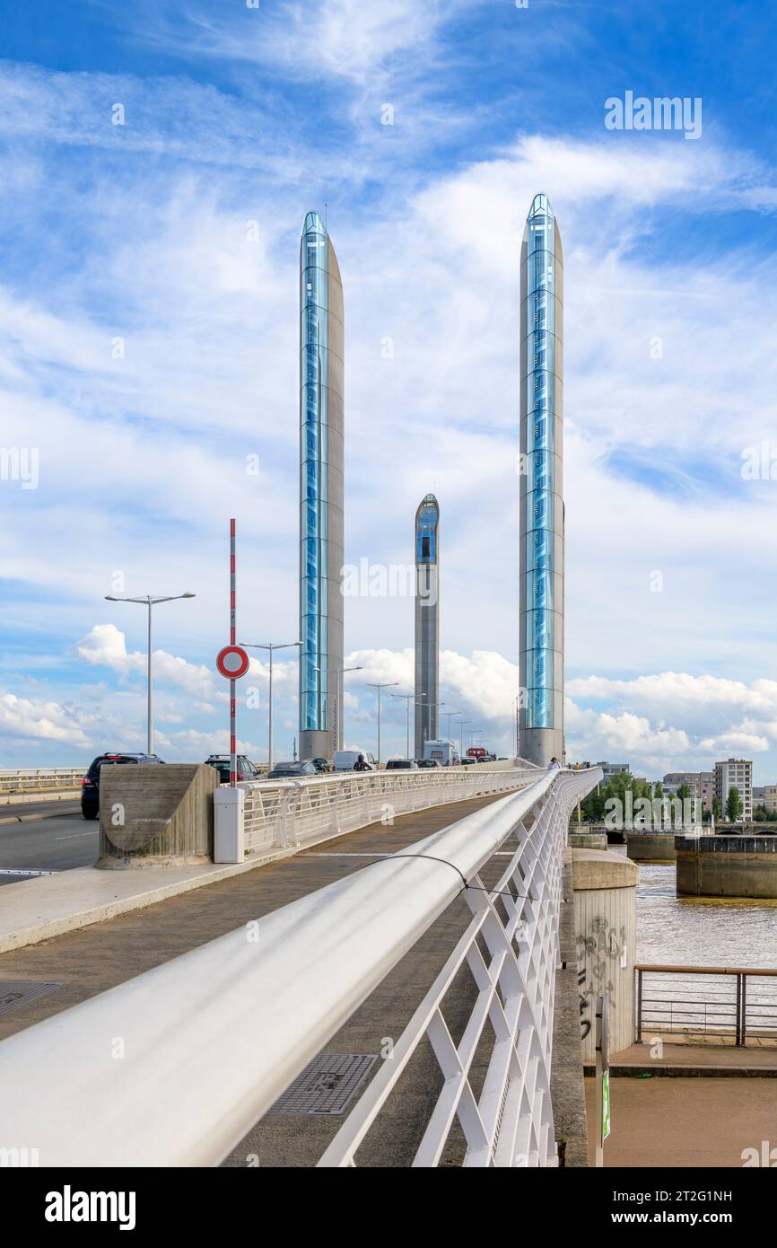 Pont levant vertical hi-res stock photography and images - Alamy