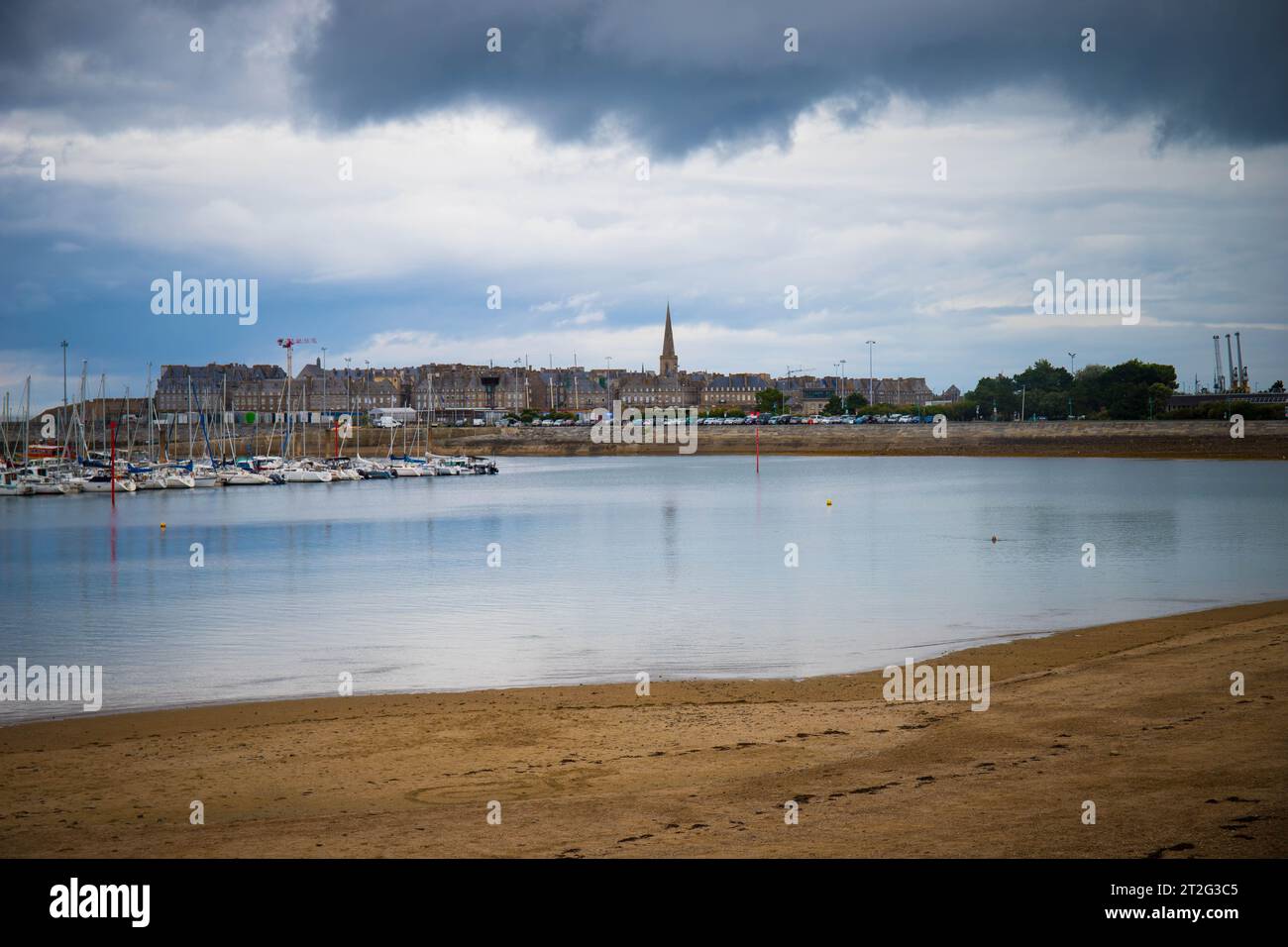 Saint Malo old town seen from Les bas Sablons beach on a rainy day ...