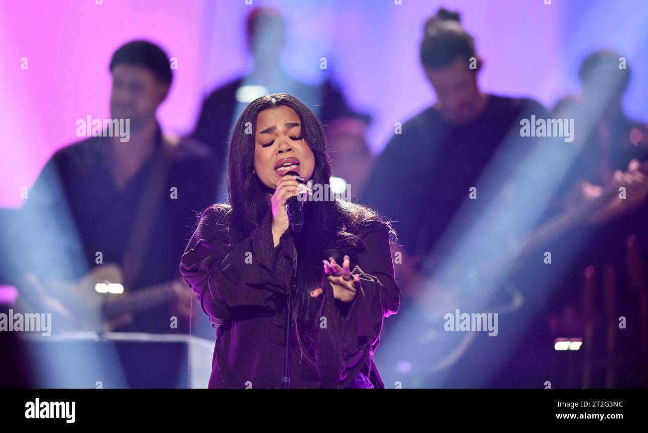 Leipzig, Germany. 18th Oct, 2023. German singer Zoe Wees performs in ...
