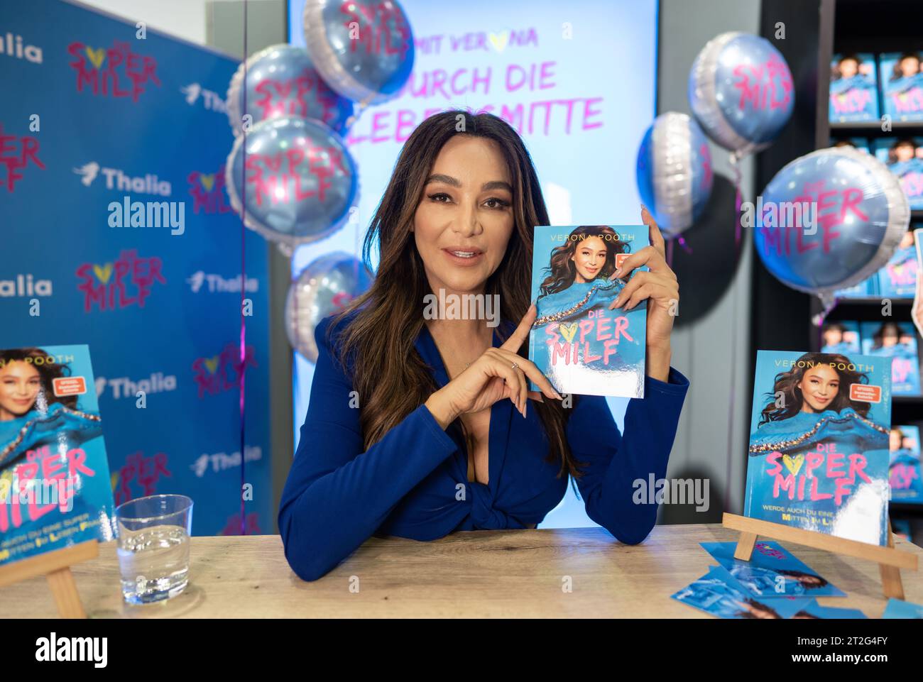 19 October 2023, Hesse, Frankfurt/Main: Presenter, entertainer ...
