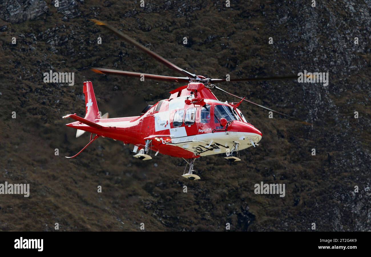 Ein Helikopter der REGA Swiss Air-Rescue vom Typ AugustaWestland ...