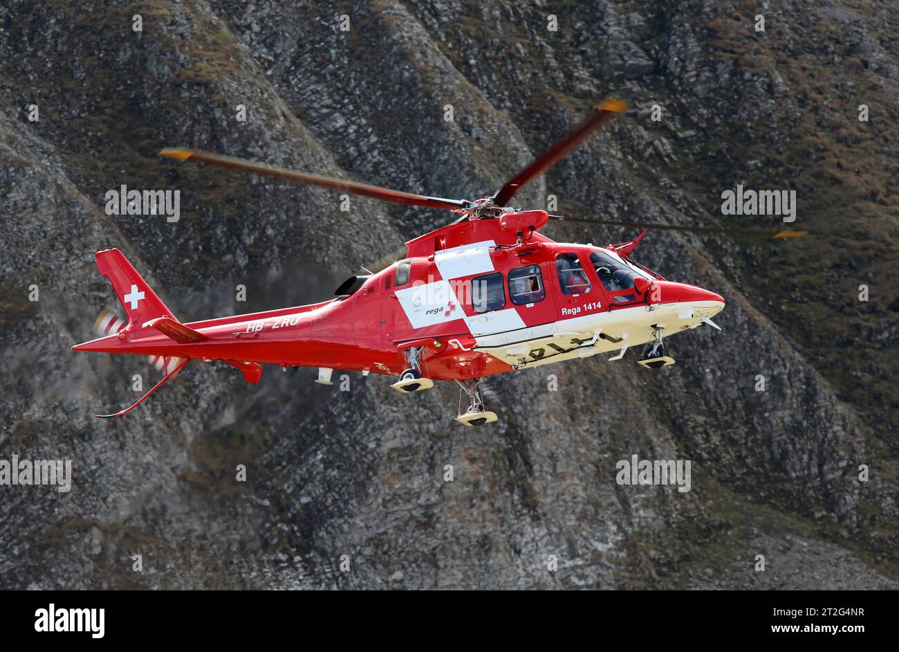 Ein Helikopter der REGA Swiss Air-Rescue vom Typ AugustaWestland ...