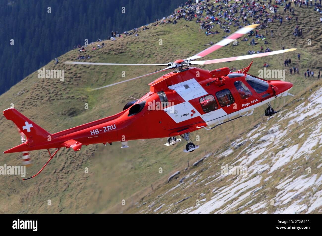 Ein Helikopter der REGA Swiss Air-Rescue vom Typ AugustaWestland ...