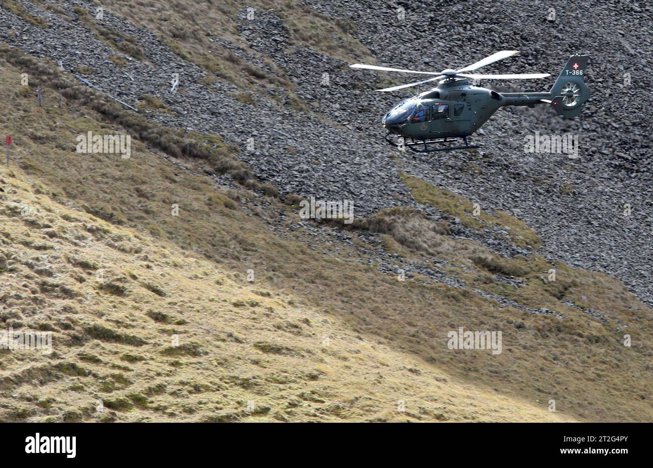 Ein Helikopter der Schweizer Luftwaffe vom Typ Eurocopter EC635P2 mit ...