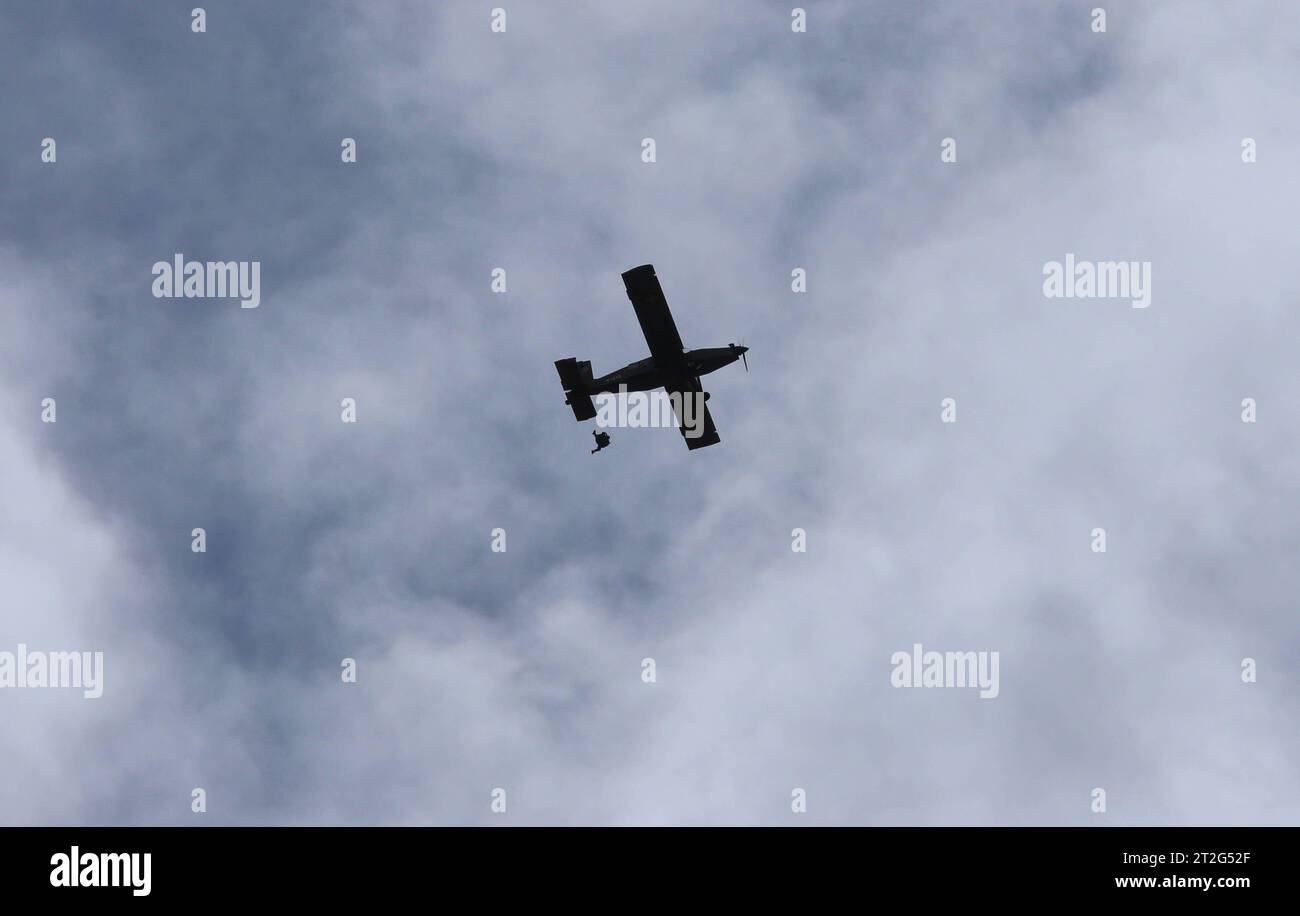 Ein Fallschirmspringer der Schweizer Armee springt aus einen ...