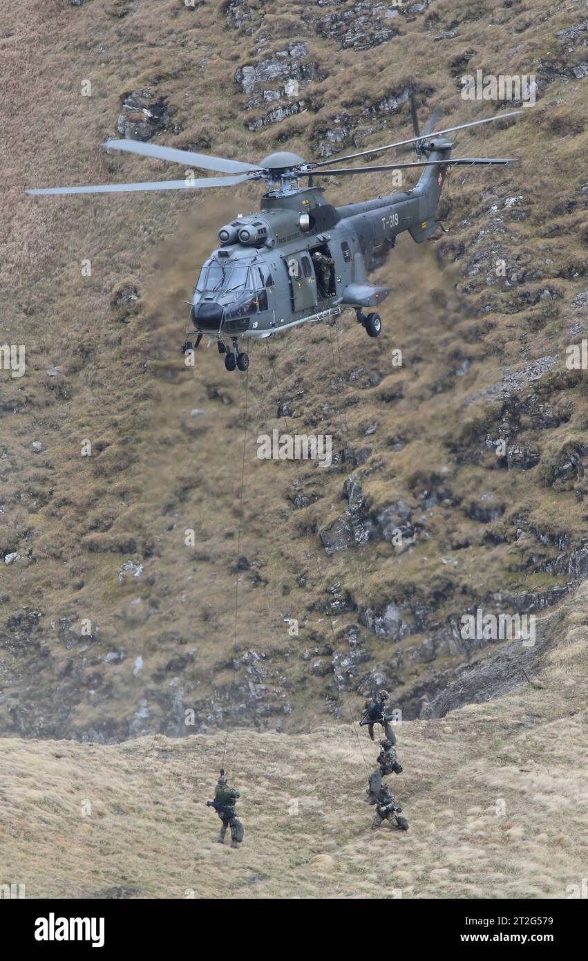Ein Helikopter der Schweizer Luftwaffe vom Typ Aerospatiale AS-332 M1 Super Puma mit der Kennung ...