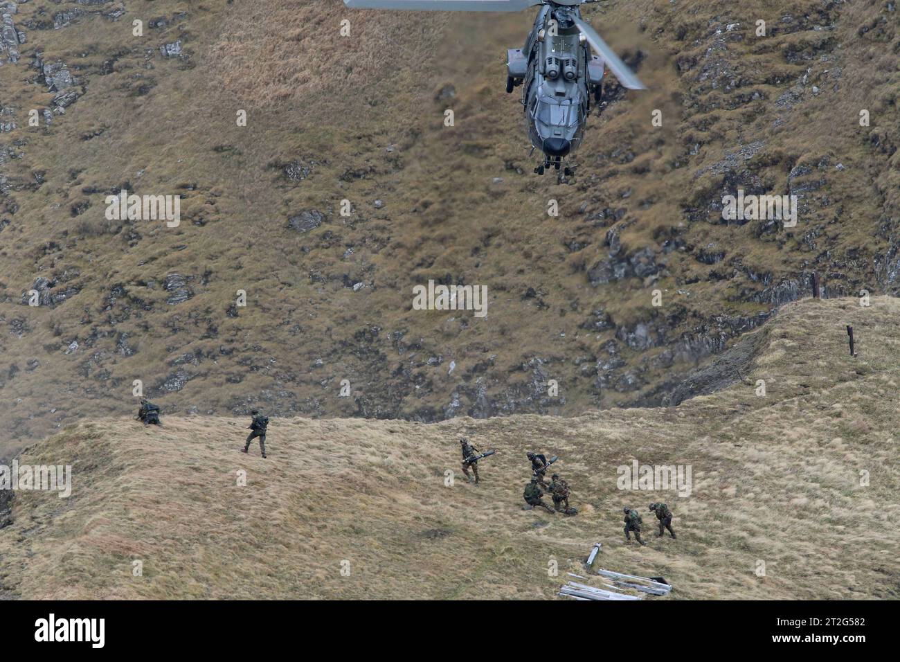 Ein Helikopter der Schweizer Luftwaffe vom Typ Aerospatiale AS-332 M1 ...