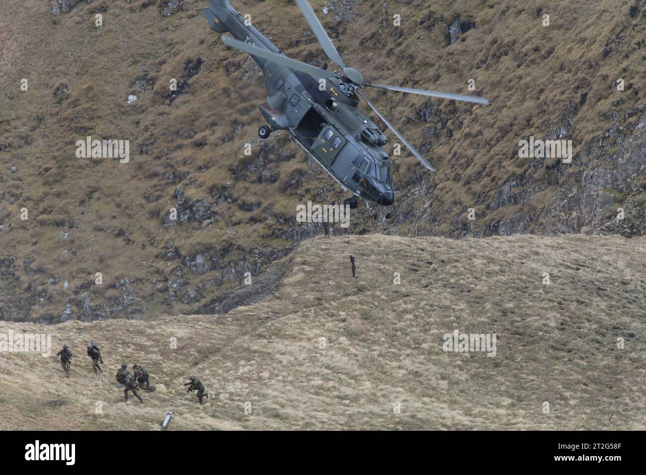 Ein Helikopter der Schweizer Luftwaffe vom Typ Aerospatiale AS-332 M1 ...
