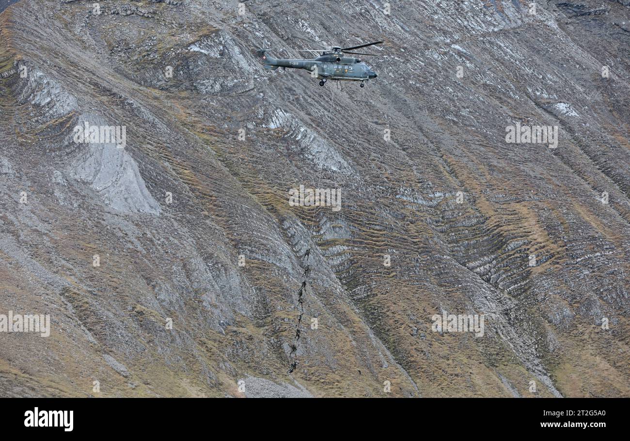 Kommandosoldaten des Schweizer Kommando Spezialkräfte KSK werden auf ...