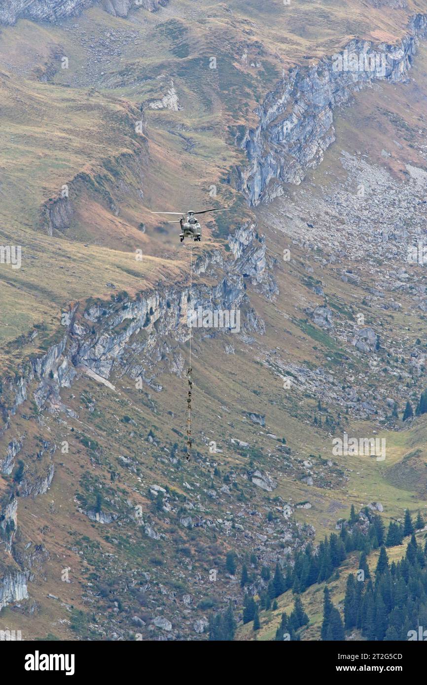 Kommandosoldaten des Schweizer Kommando Spezialkräfte KSK werden auf ...