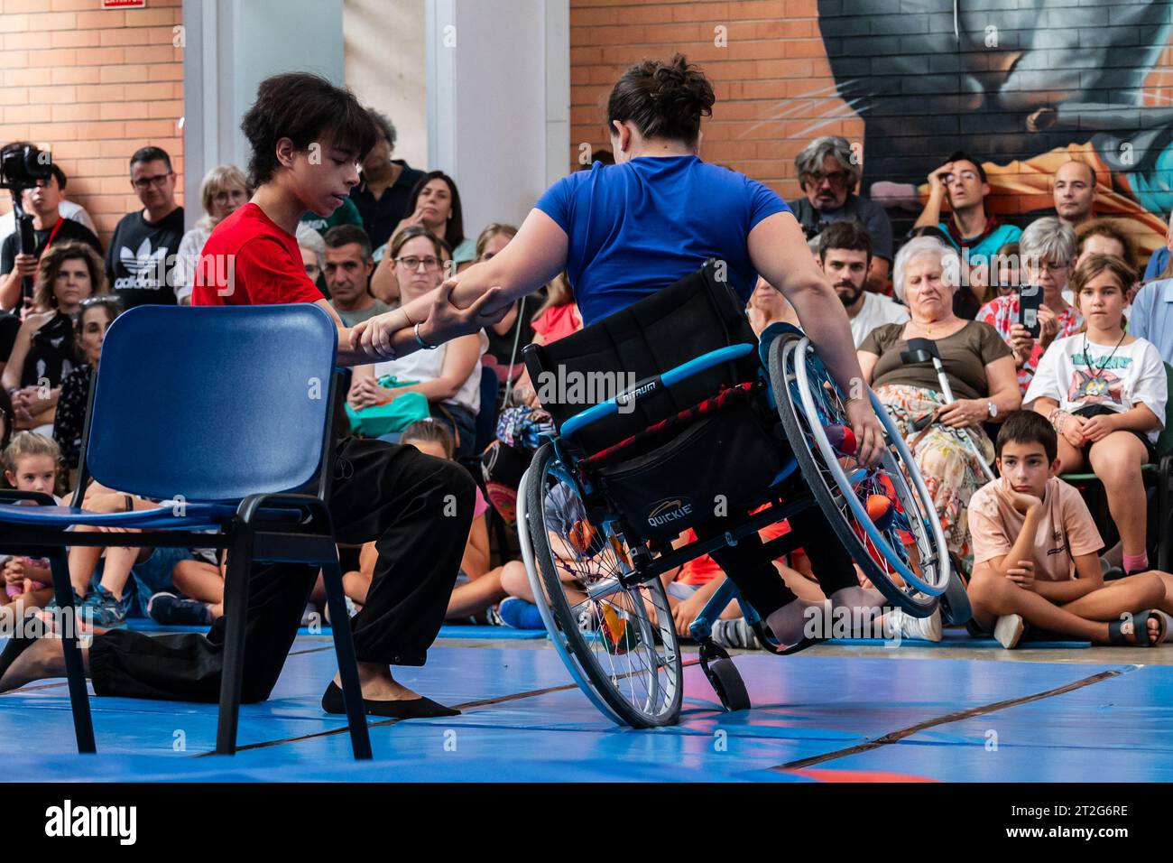 Circus show with kids at Centro Civico La Almozara during the Fiestas ...