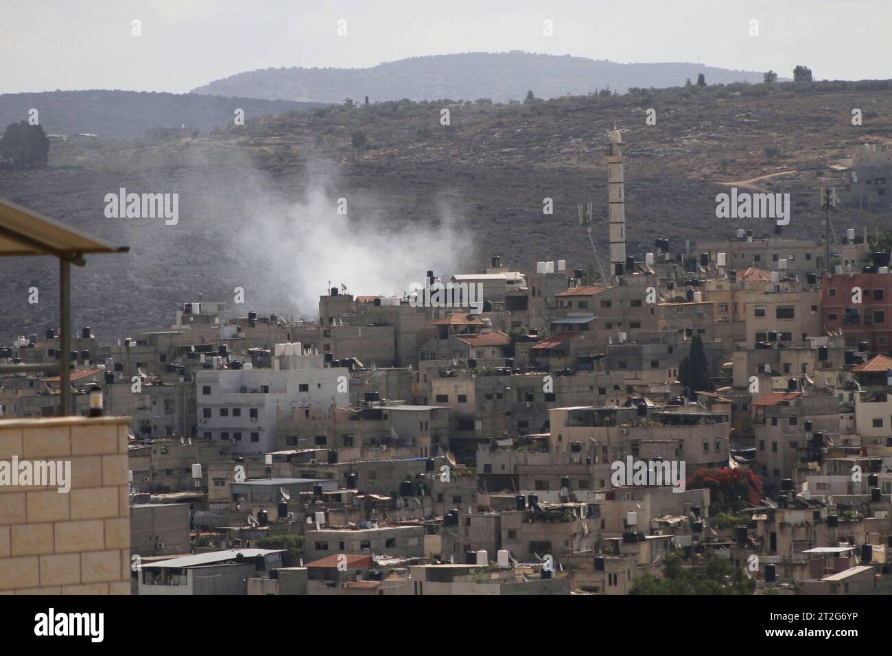 Smoke rises from homes and roads during the Israeli storming of the ...