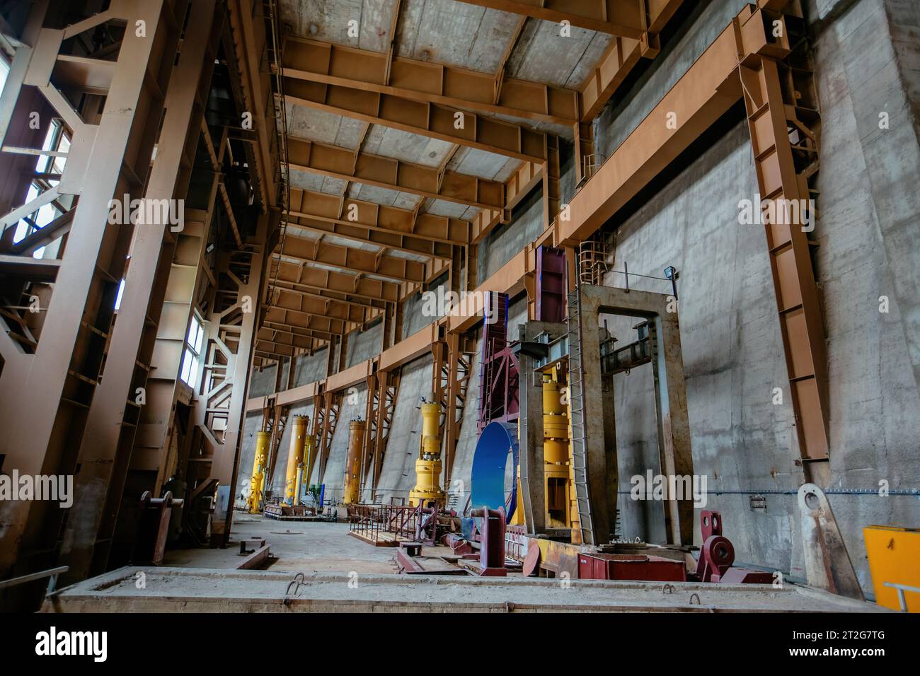 Hydraulic outlet cylinders in water distribution device in ...