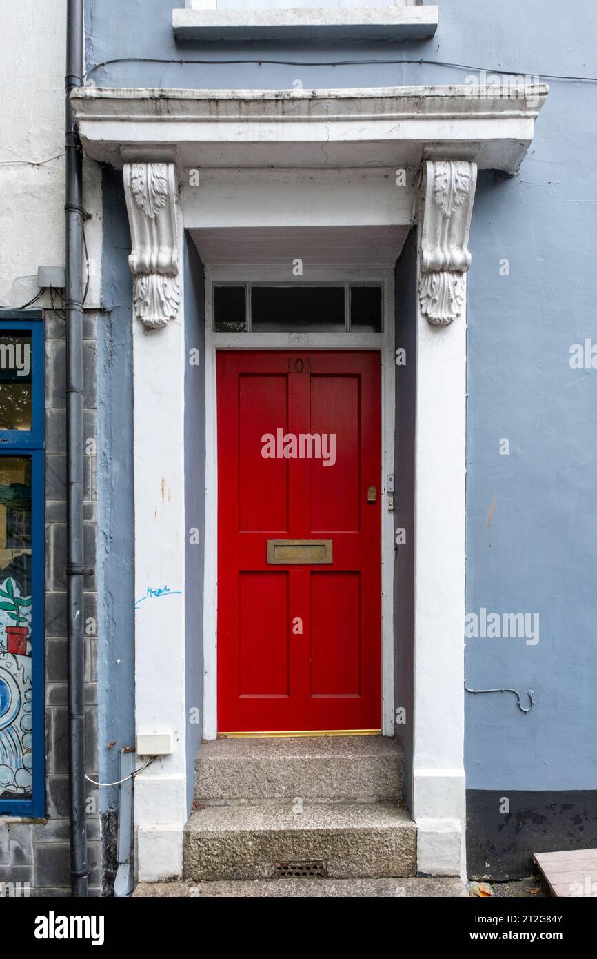 Red surround hi-res stock photography and images - Alamy