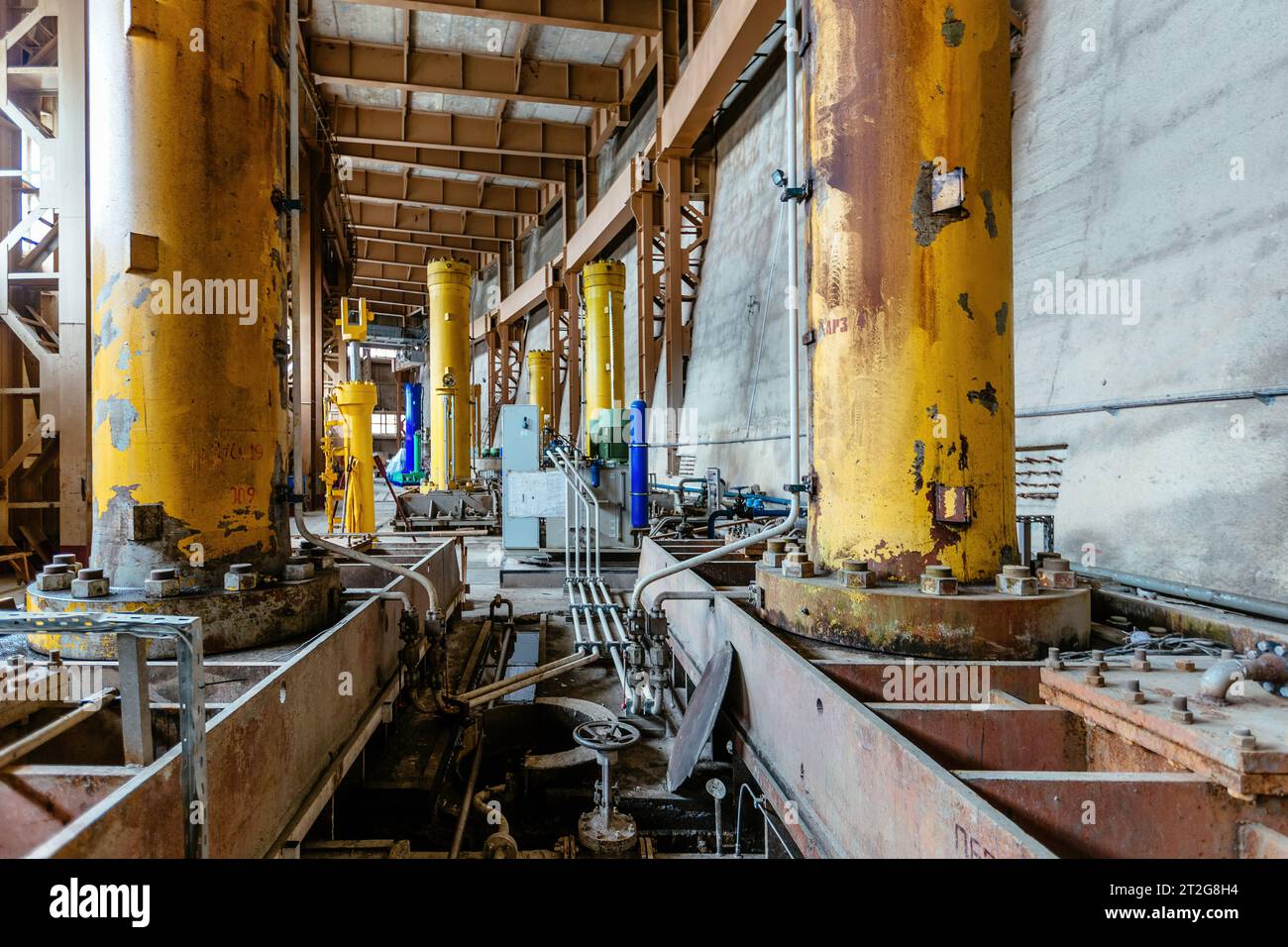 Hydraulic outlet cylinders in water distribution device in ...