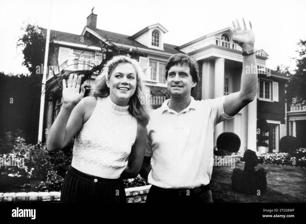 Kathleen Turner, Michael Douglas, on-set of the film, "The War of the ...