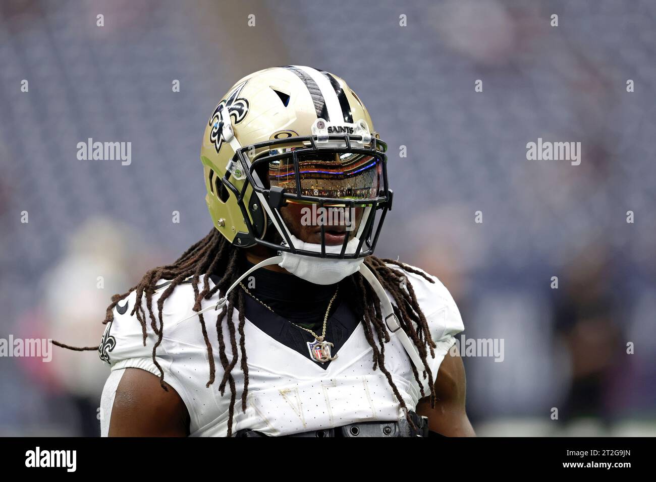 New Orleans Saints running back Alvin Kamara (41) warms up before an ...