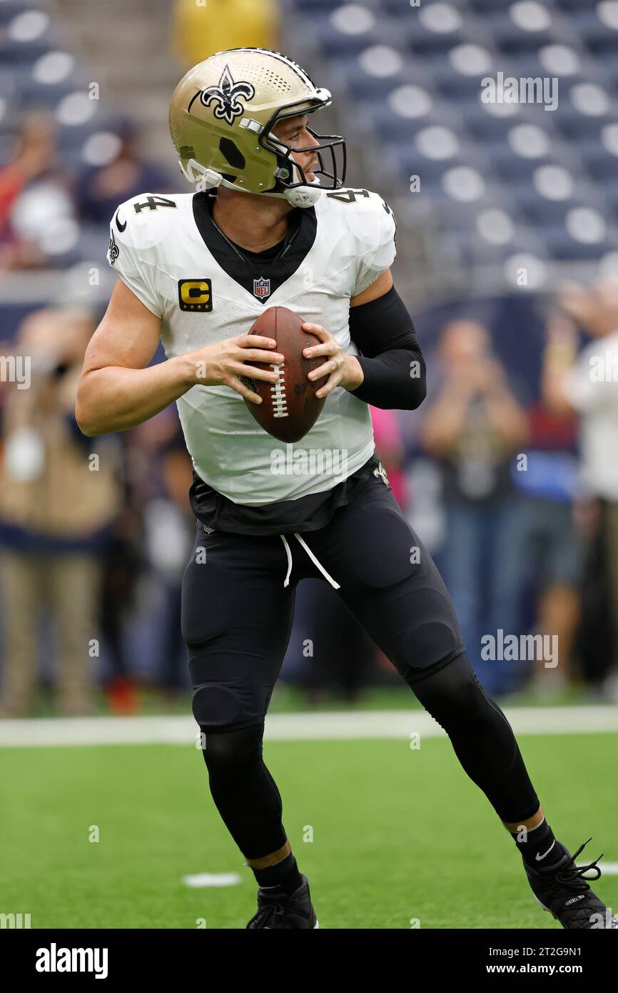 New Orleans Saints quarterback Derek Carr (4) warms up before an NFL ...