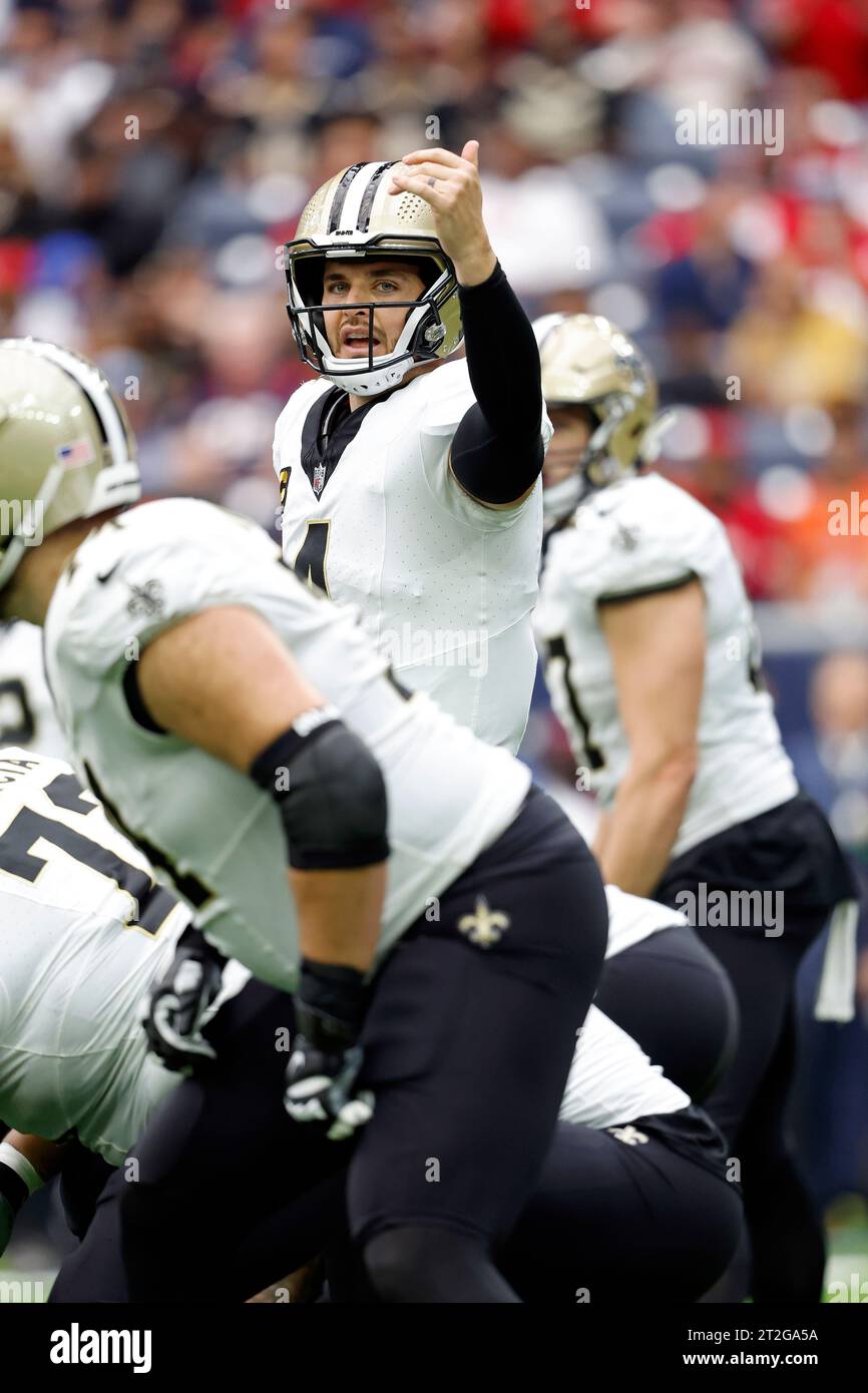 New Orleans Saints quarterback Derek Carr (4) calls a play during an ...