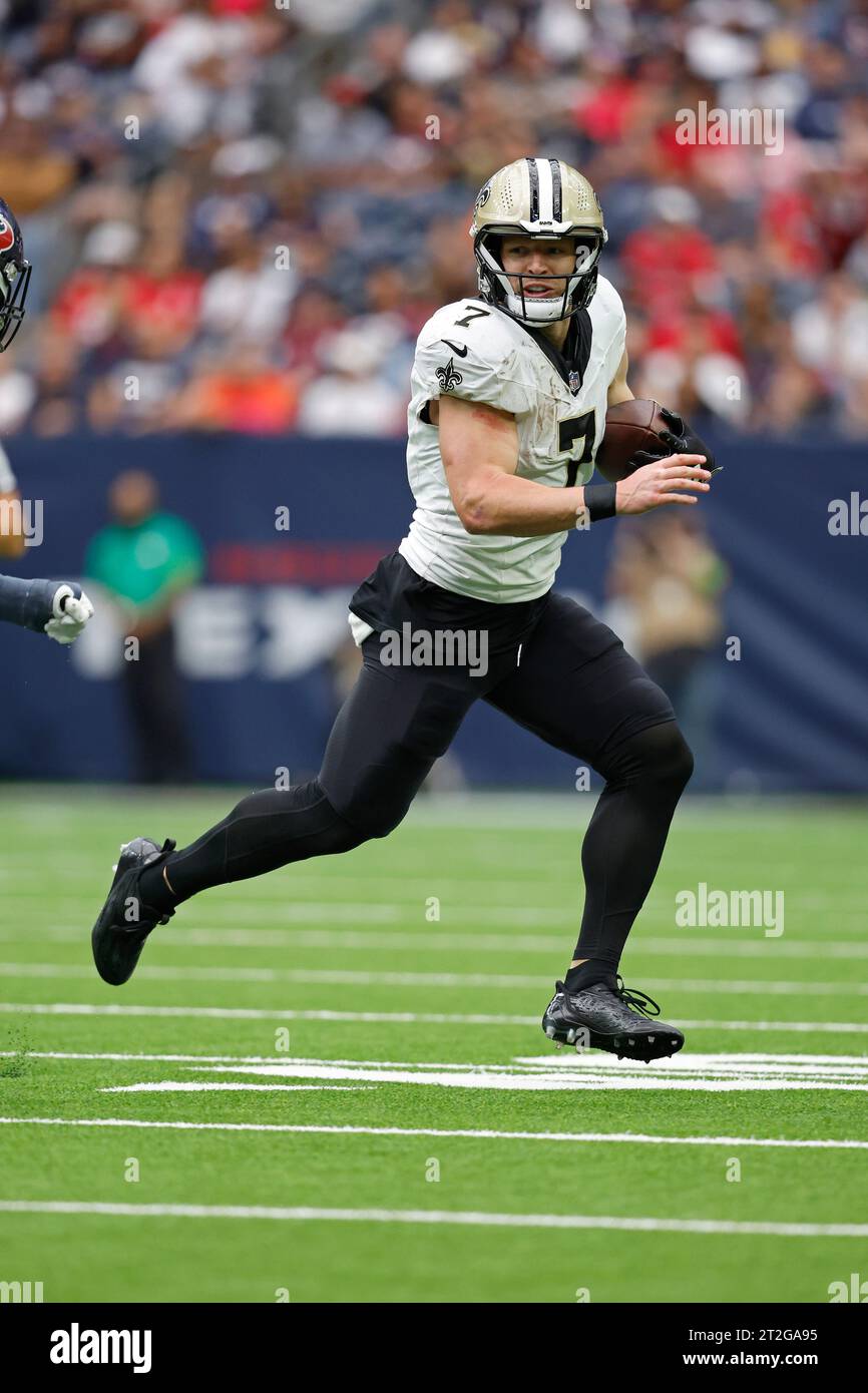 New Orleans Saints quarterback Taysom Hill (7) runs the ball during an ...