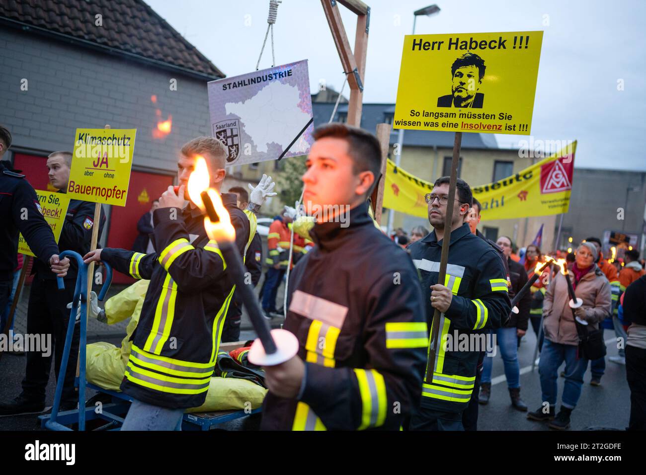 Dillingen, Germany. 19th Oct, 2023. Steelworkers parade through ...