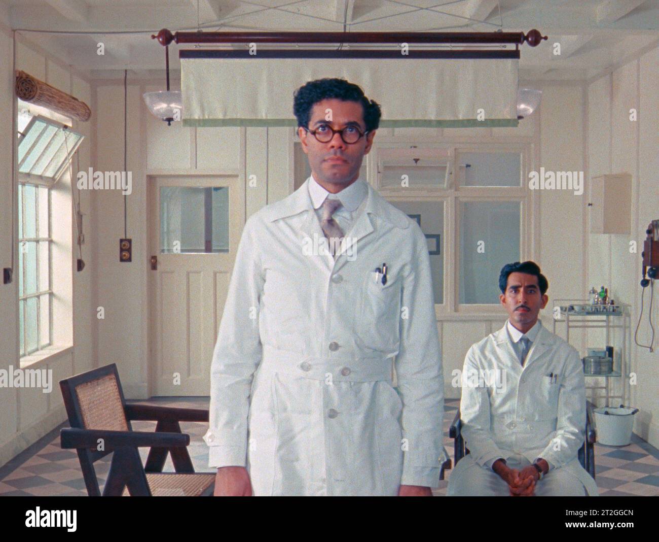 THE WONDERFUL STORY OF HENRY SUGAR, from left: Richard Ayoade, Dev Patel, 2023. © Netflix ...