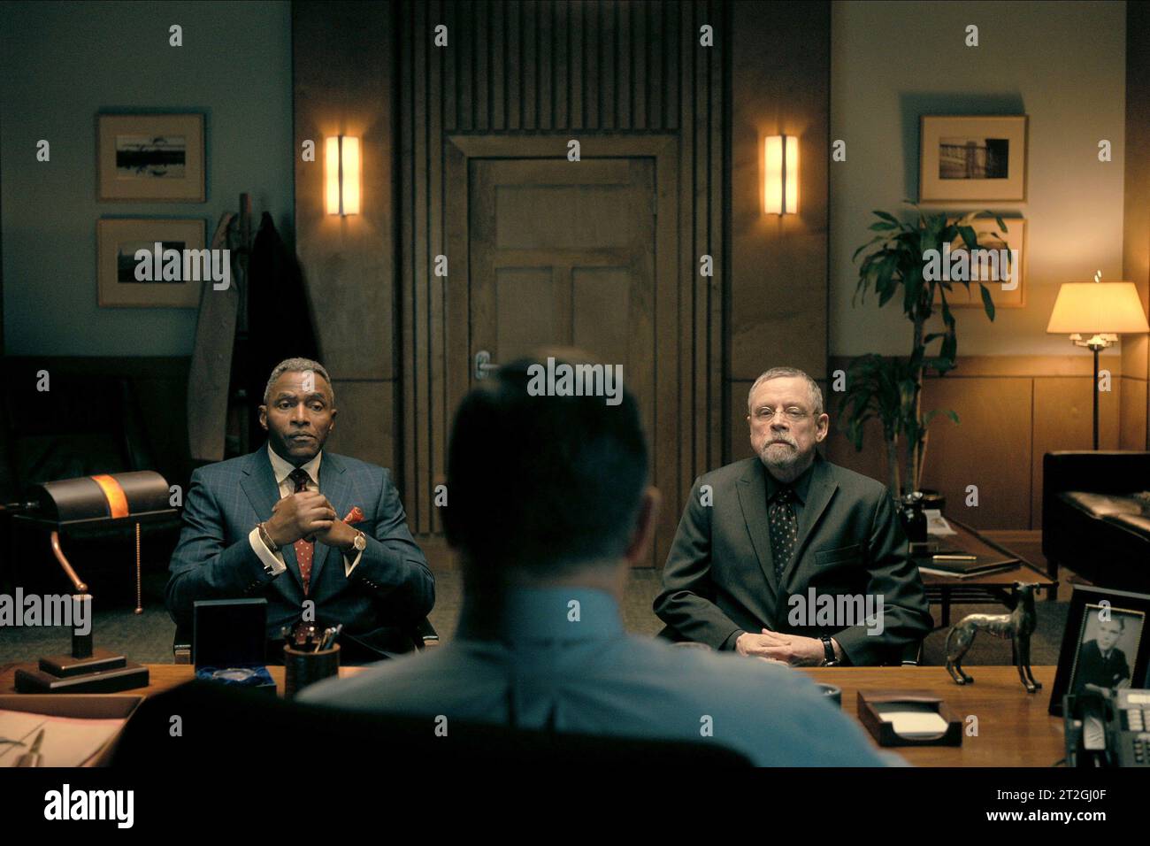 THE FALL OF THE HOUSE OF USHER, from left: Carl Lumbly, Nicholas Lea ...