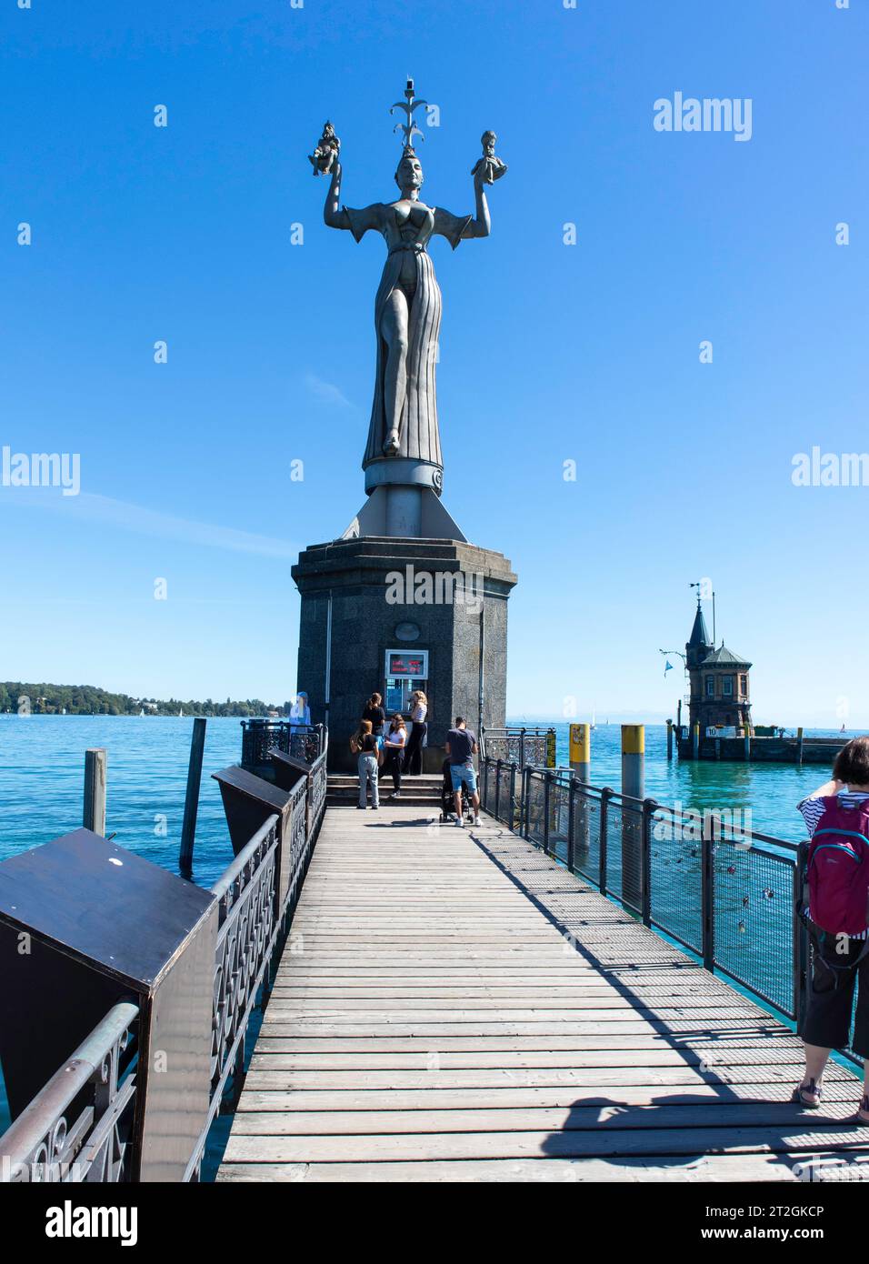 Scenic view statue lake hi-res stock photography and images - Alamy
