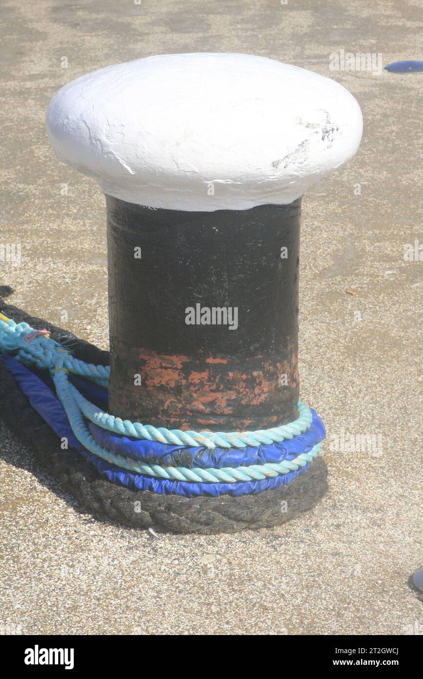 Mooring bollard tie boat hi-res stock photography and images - Alamy