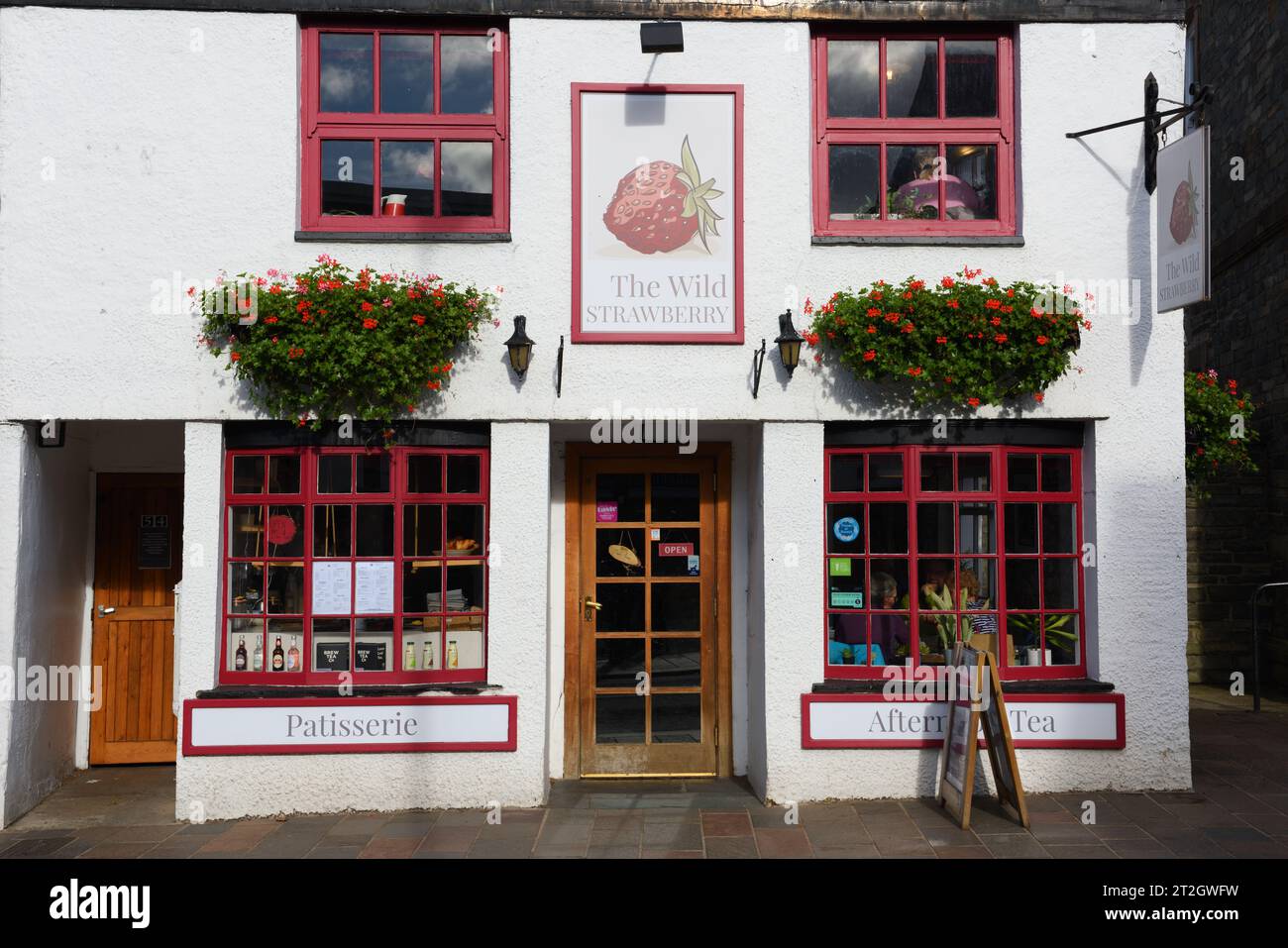 Street scene in Keswick Cumbria on a busy Sunday afternoon Stock Photo ...