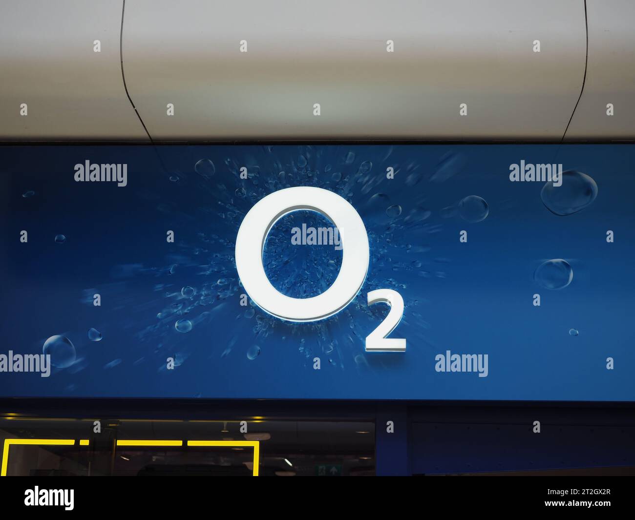 O2 store sign hi-res stock photography and images - Alamy