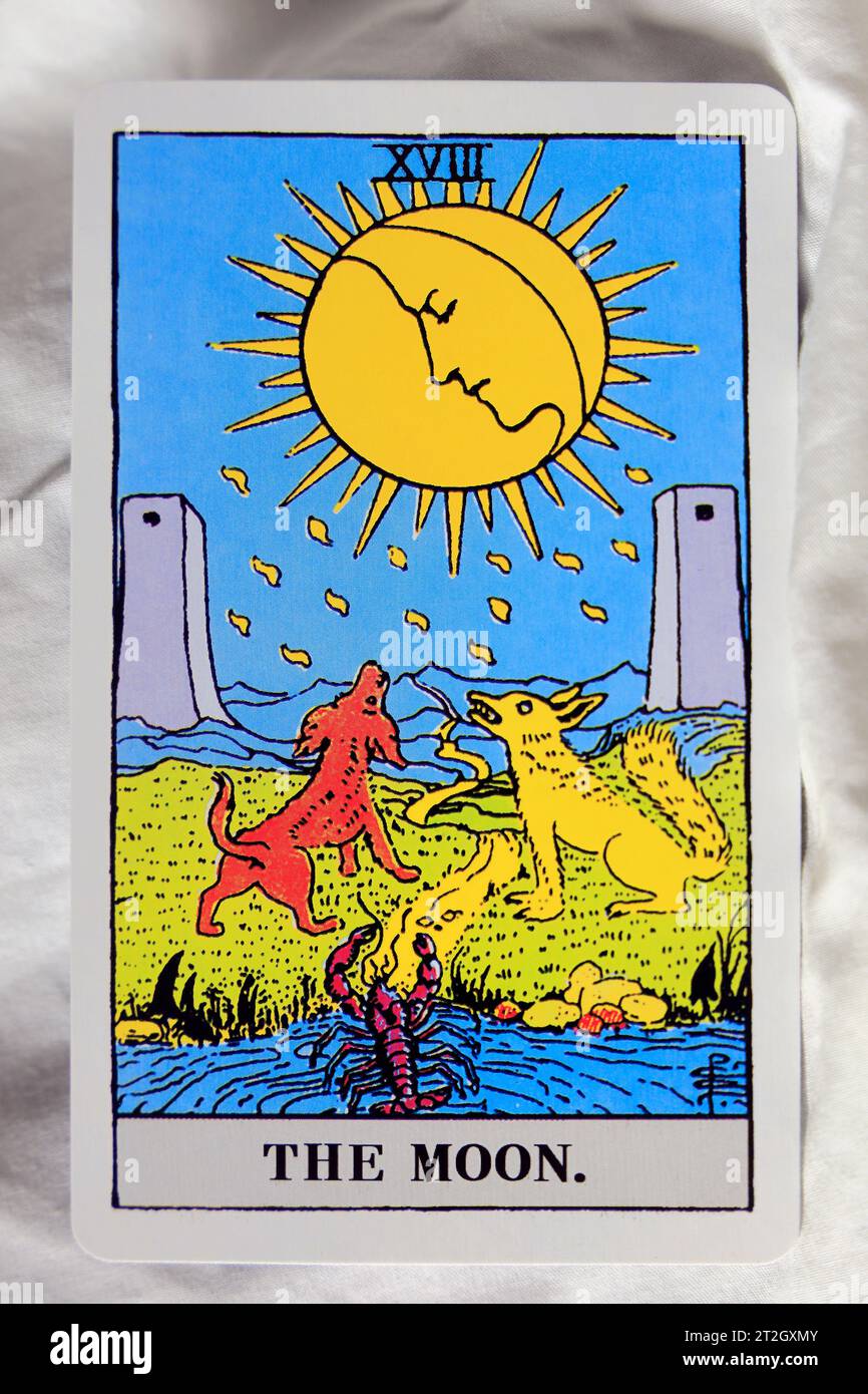 Moon tarot card hi-res stock photography and images - Alamy