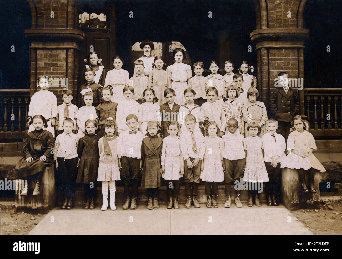 An early 20th-century class photo of American school children and their ...