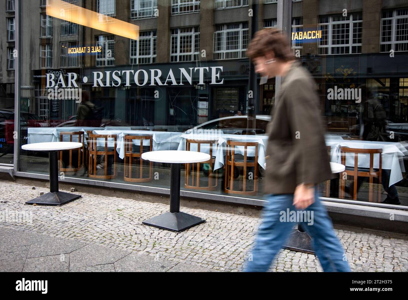 Tische und Stühle vor einem geschlossenen Restaurant in Berlin am 1 ...