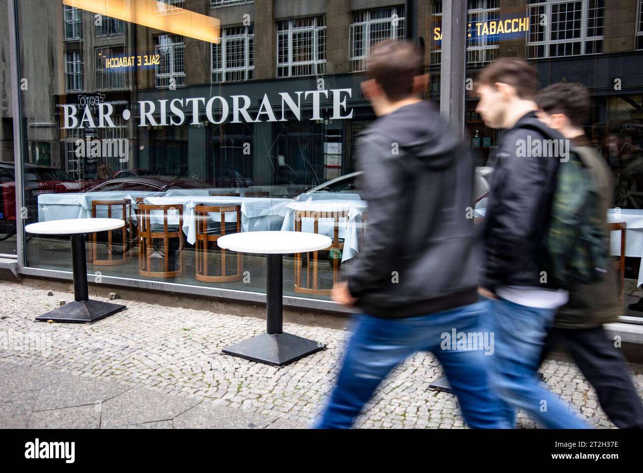 Tische und Stühle vor einem geschlossenen Restaurant in Berlin am 1 ...
