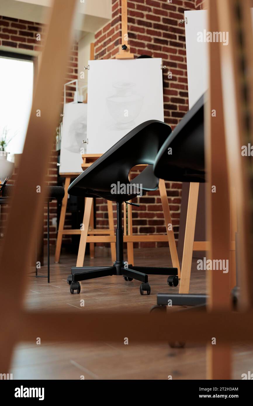 Art classroom interior hi-res stock photography and images - Alamy