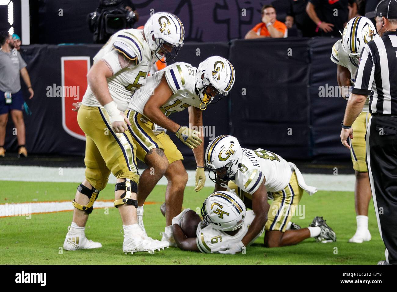 Georgia tech yellow jackets wide hi-res stock photography and images ...