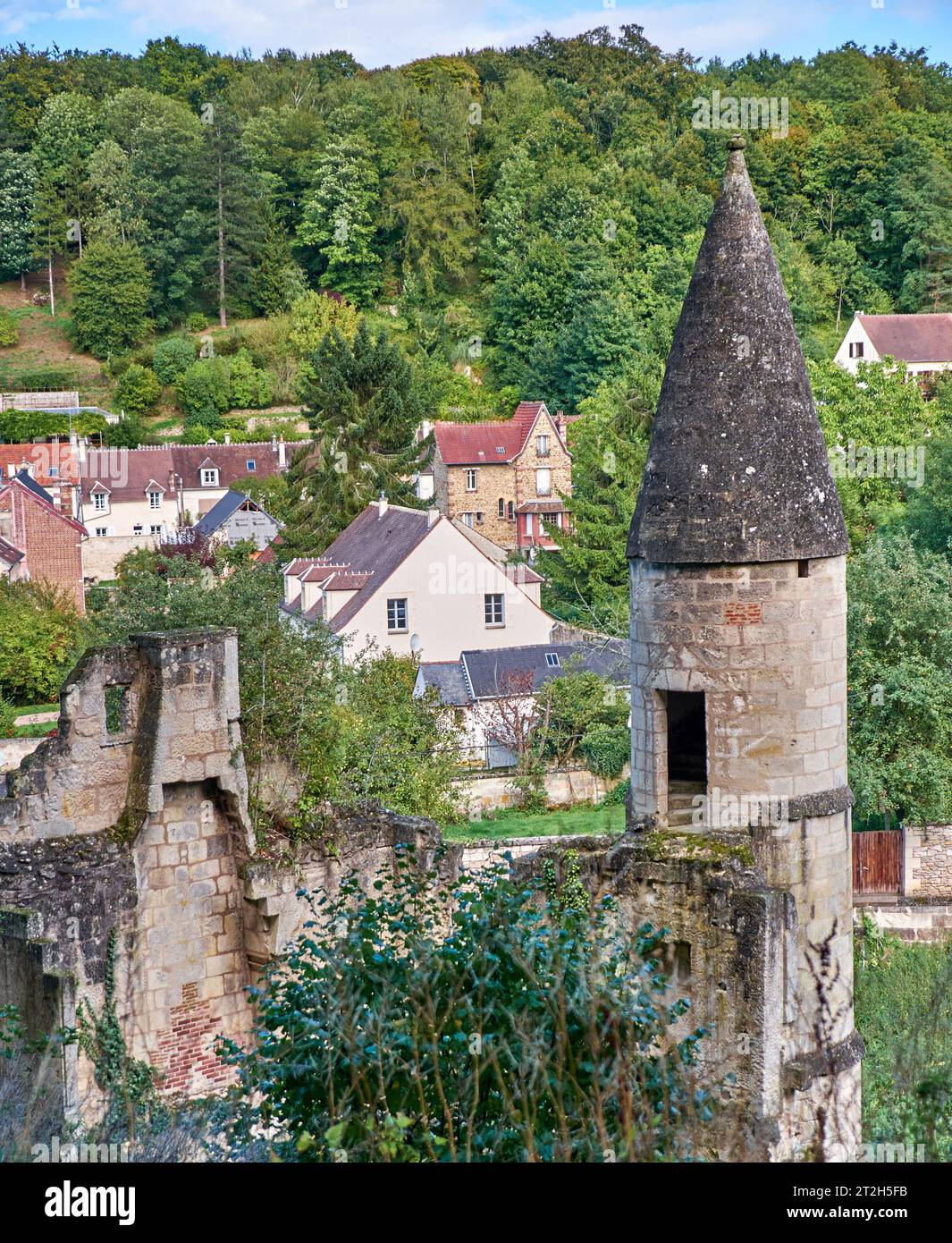 Medieval ruined ramparts castle hi-res stock photography and images - Alamy