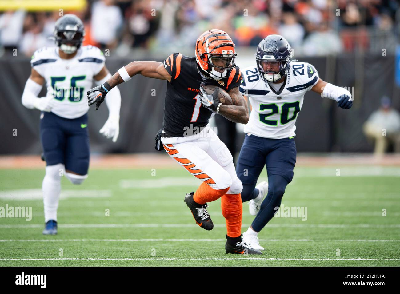 Cincinnati Bengals wide receiver Ja'Marr Chase (1) carries the ball ...