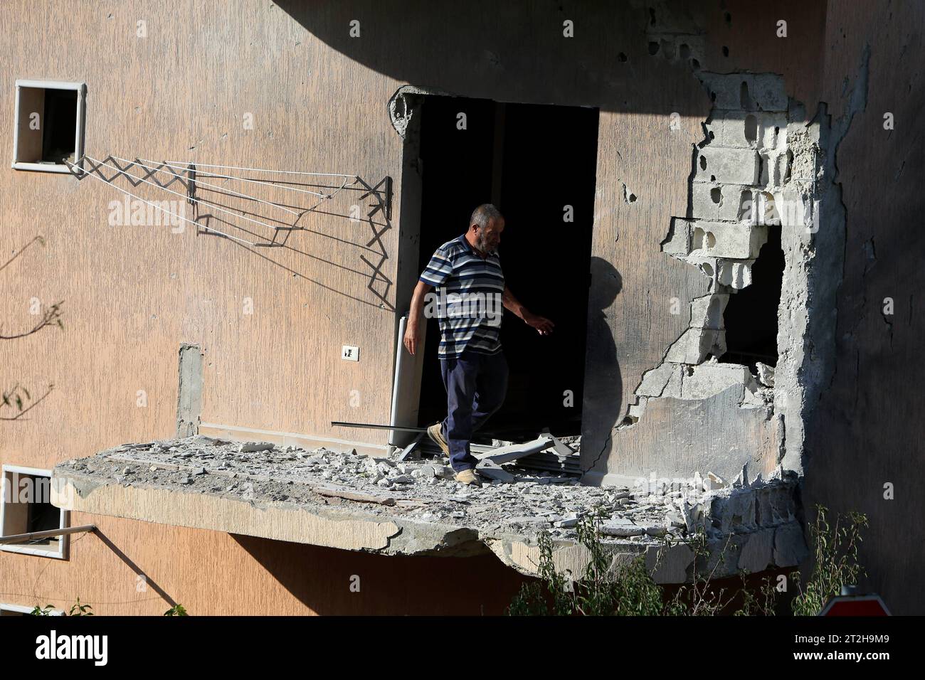 Hamas rockets damage in israel hi-res stock photography and images - Alamy